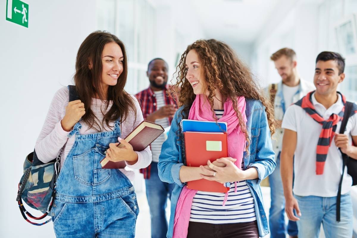 A Fashion Guide for College Students in 2023 - Expose Lifestyle ...